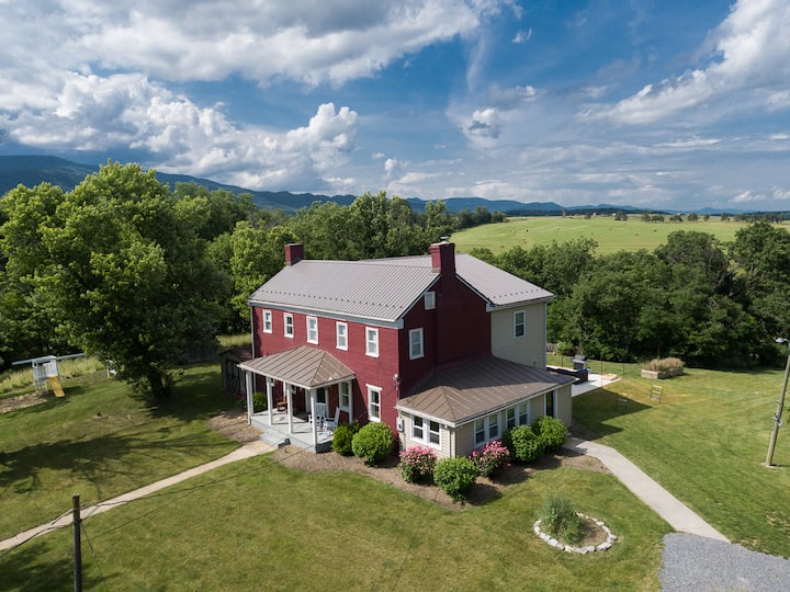 9 Acres + Hot Tub + Gamerm | Family Retreat | Dogs - Shenandoah, VA
