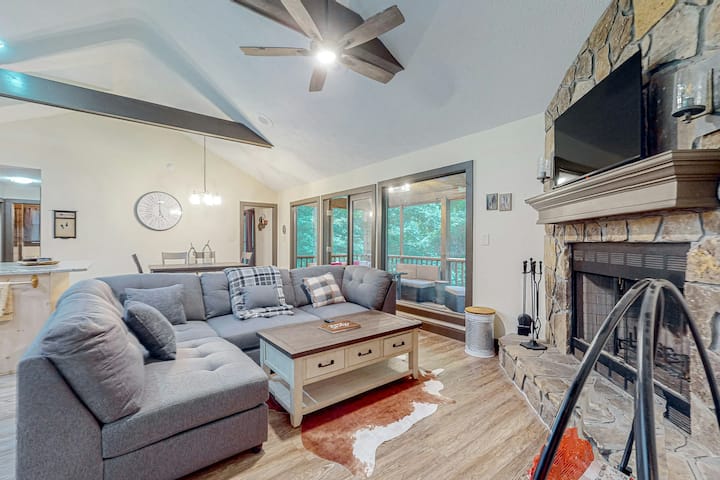 Waterfront 2br Cabin With Hot Tub, Firepit & Grill - Young Harris, GA