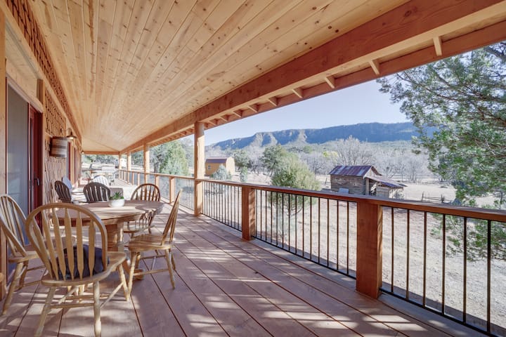 'Lavender Lodge' Mountain-view Pine Cabin W/ Deck - 파인
