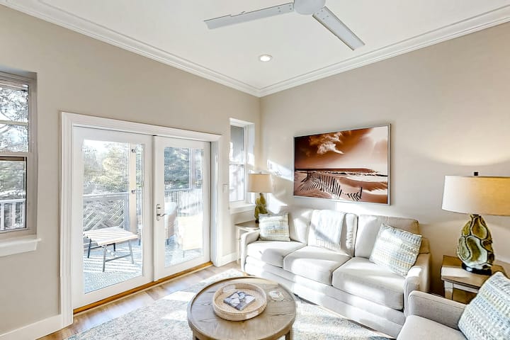 3br Modern Condo With Pool Access, Balcony, Bikes - Seaside, FL