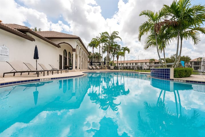 Renovated Townhome W/ Pool&gym In Gated Community - Delray Beach, FL