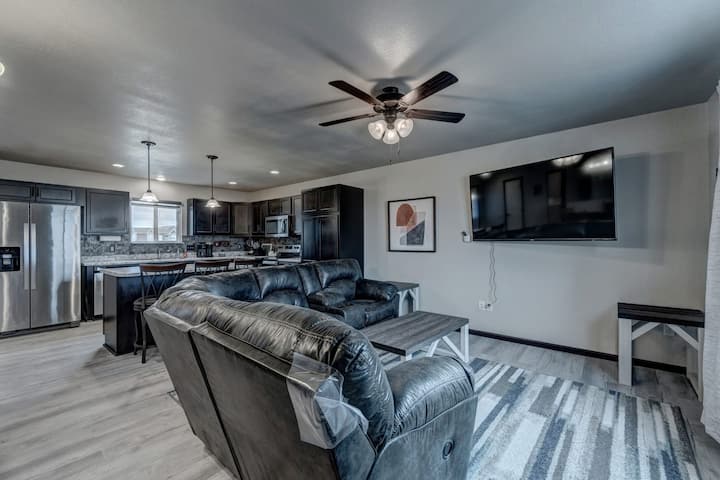 Mini-rushmore Home, High On Hill Over Rapid City! - Rapid City, SD