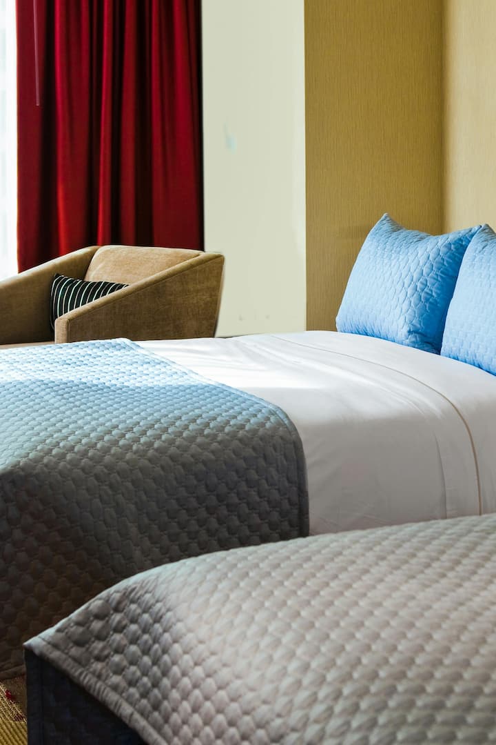 City Views From The Indoor Pool & Rooftop Sundeck - Chicago