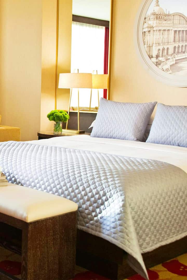 Cozy Lobby Fireplace & Onsite Brasserie - Chicago, IL