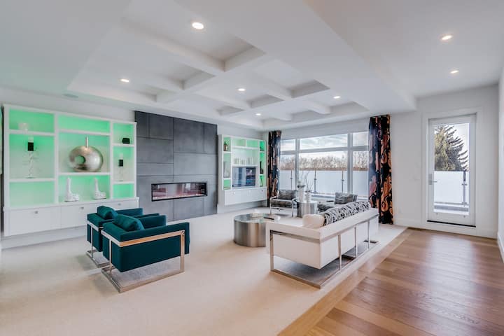 Windsor - Luxury Mansion King Bed & Heated Garage - Canada