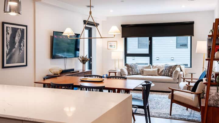 Condo With Hot Tub- Powder Pines Retreat - Revelstoke
