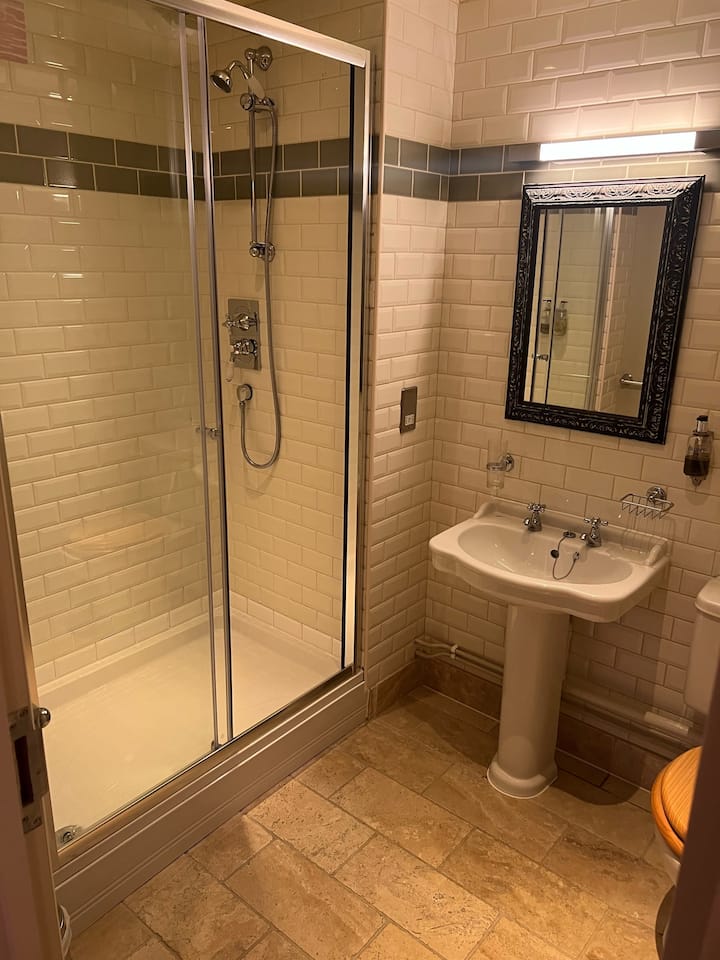 Double Or Twin Ensuite With Shower - Okehampton