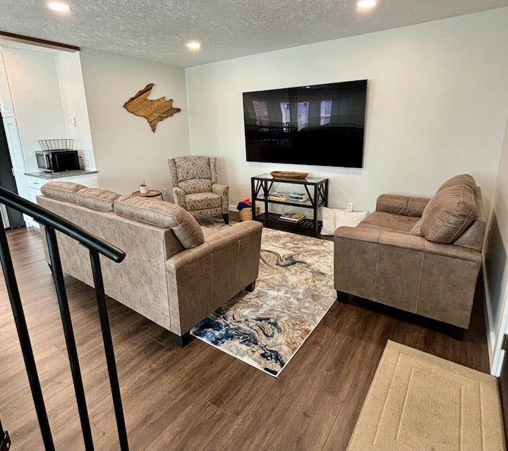 Perfect For Family Bay Views Luxe Chef’s Kitchen - Escanaba, MI