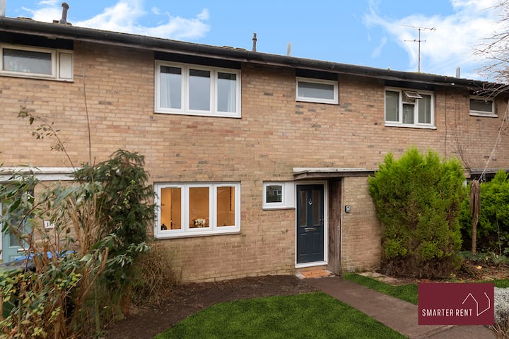 Woking - 3 Bedroom House - With Garden - Woking