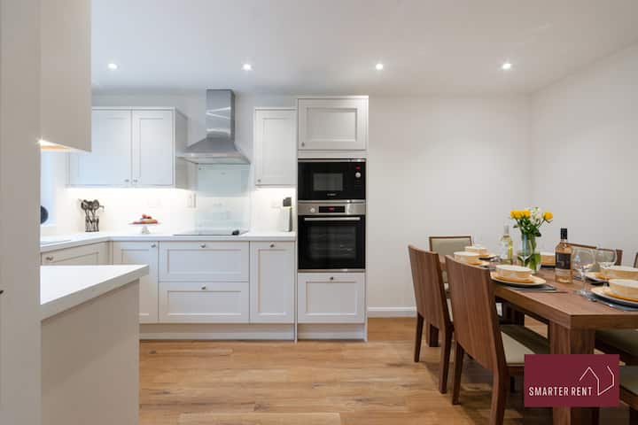 Woking - 3 Bedroom House - With Garden - Woking