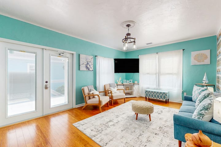 Colorful 3br With Ocean Views & Deck -Dog-friendly - Daytona Beach, FL