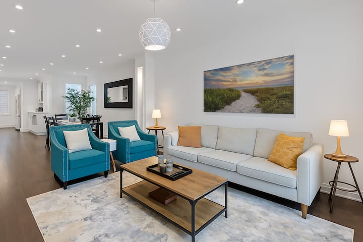 New! Chic 4br - Free Parking - 10 Min To Downtown - Toronto