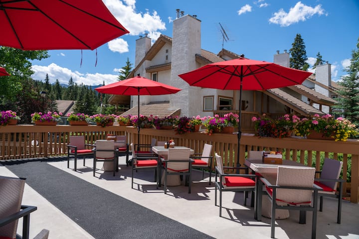 Bright & Spacious For 8 | Access To 2 Hot Tubs! - Banff, AB, Canada