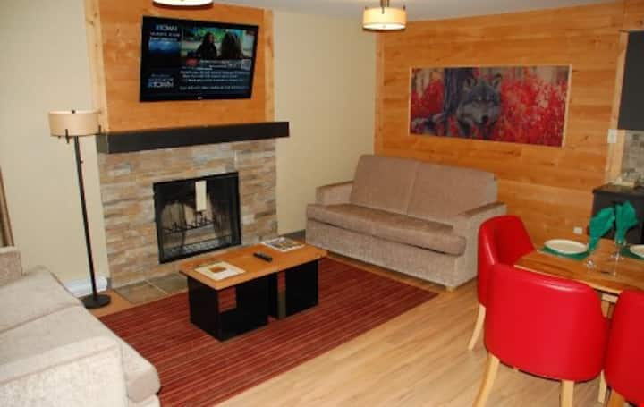 Bright & Spacious For 8 | Access To 2 Hot Tubs! - Banff