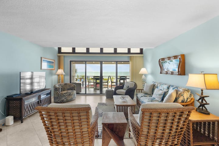 Tropical & Elegantly Updated Oceanfront Townhome - Key Colony Beach, FL