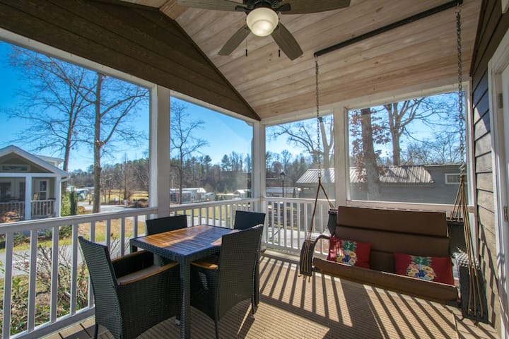 Cozy 1br Tiny Home W/ Pool Access | Free Tix - Hendersonville, NC