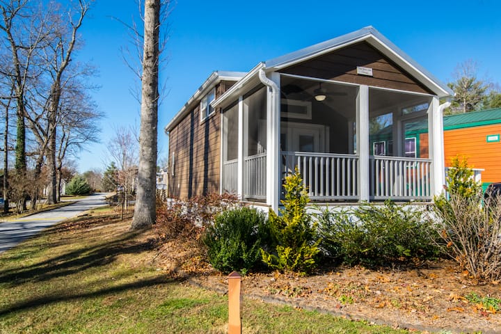 Cozy 1br Tiny Home W/ Pool Access | Free Tix - Hendersonville, NC