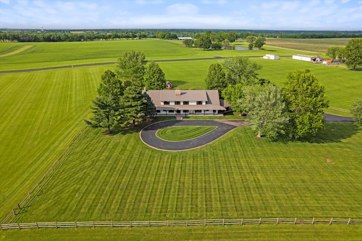 Landing(43m0)- Sleeps 20 + Airway Strip + Hot Tub - Lake Winnebago, MO