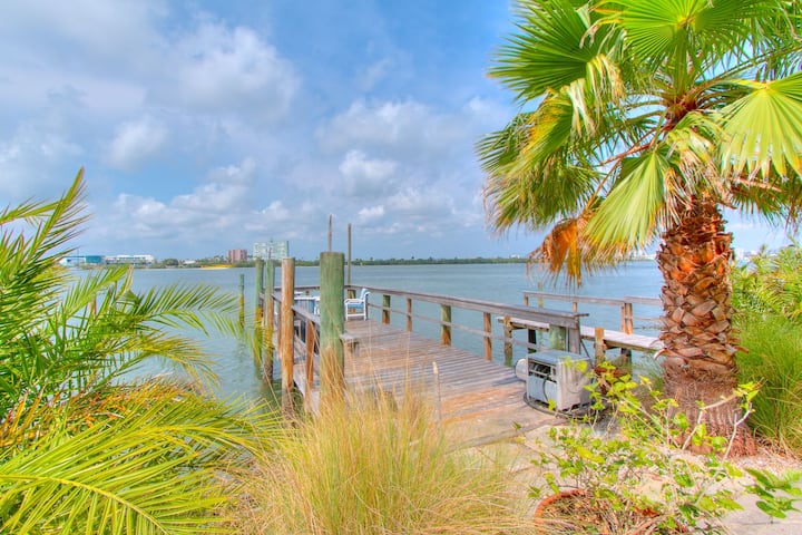 Waterfront Views • 10-min Walk To The Beach! - 클리어워터