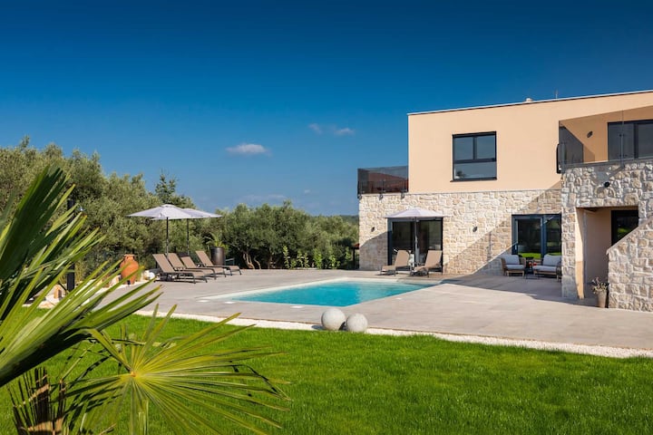 Stylish 4 Bd Villa Ava With Pool - Poreč