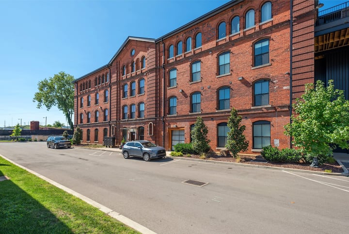 Prime Nashville Stay-sleeps 4 | Pool | Walk To Fun - Tennessee