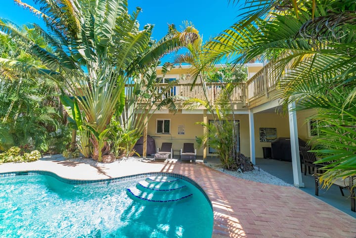 Island Girl East – Cozy 2br W/ Pool Close To Beach - Holmes Beach, FL