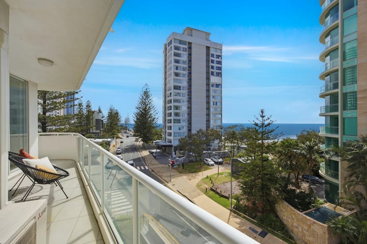 Beach Living | Ocean Views, Pool, Parking - Surfers Paradise
