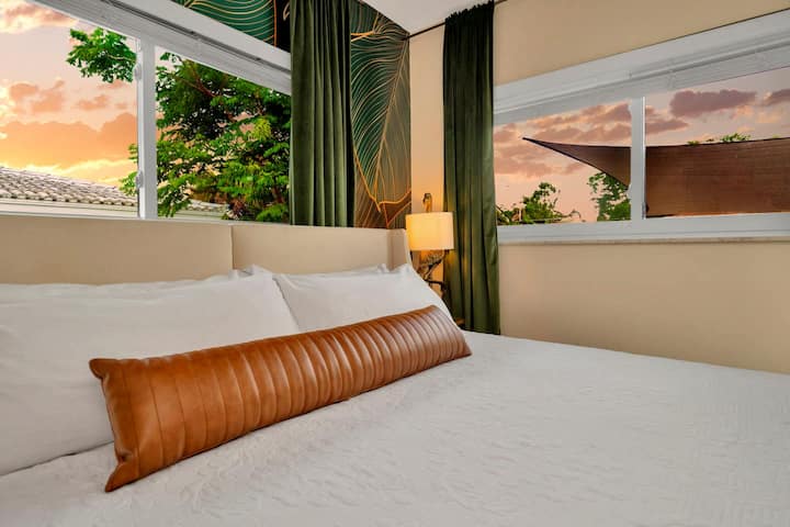 Big Clearwater Retreat For 14 Guests W/heated Pool - Clearwater, FL