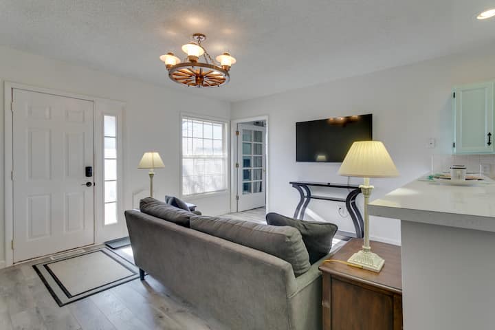 Horse Farm Apartment W/ Balcony In Aurora! - Aurora, CO