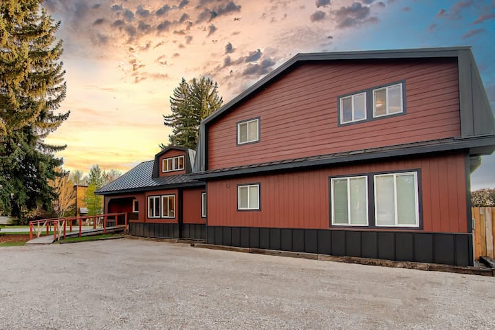 The Barn Driggs – Huge, Newly Renovated Retreat - Driggs, ID