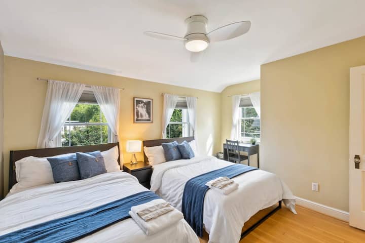 Beautiful 3br/2ba Colonial House | By Cozysuites - Alexandria, VA