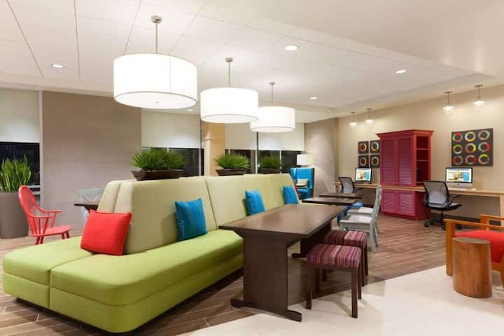 Modern Comfort! 2 Comfortable Units, Pool! - Albany, NY