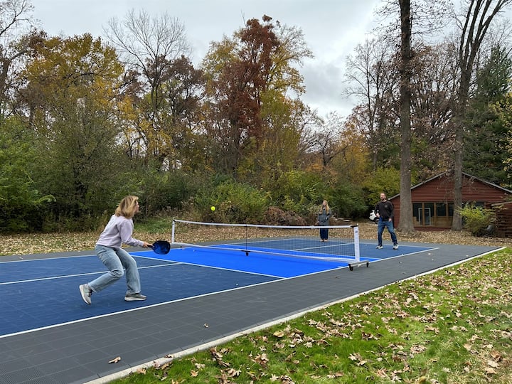 Retreat: 2 Homes, Hot Tubs, Cozy Sunroom, Arcade - Oswego, IL