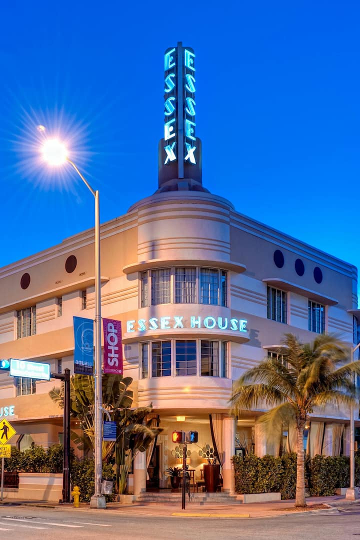 Restful Retreat Two Blocks From The Beach - Miami Beach, FL