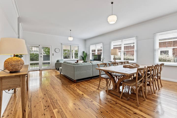 Central Large 4 Bed 2.5 Bath Ideal For Long Stays - Wagga Wagga