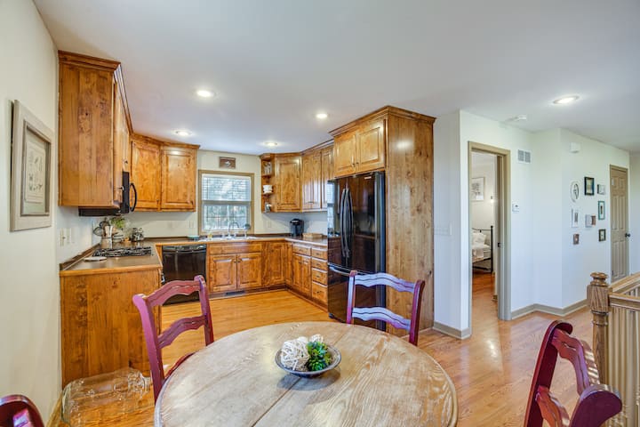 Cozy Liberty Getaway W/ Fire Pit & Patio! - Liberty, MO