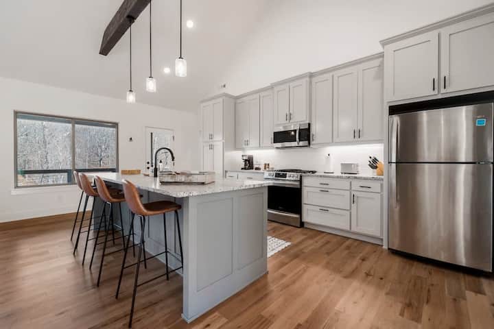 Sugar Creek Chalet - Bentonville, AR