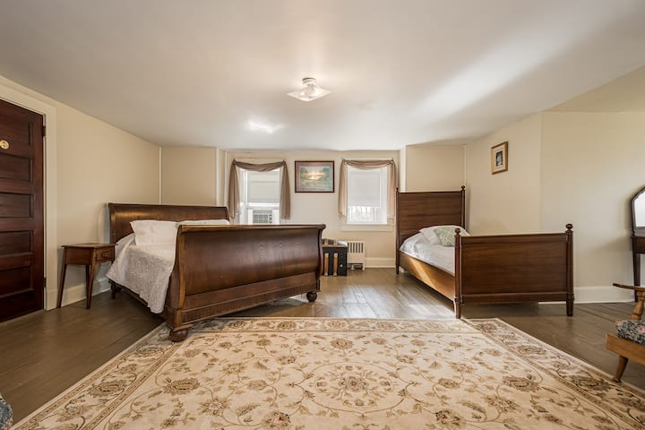 The Jackson | Historic Victorian Inn Room - Farmington, PA