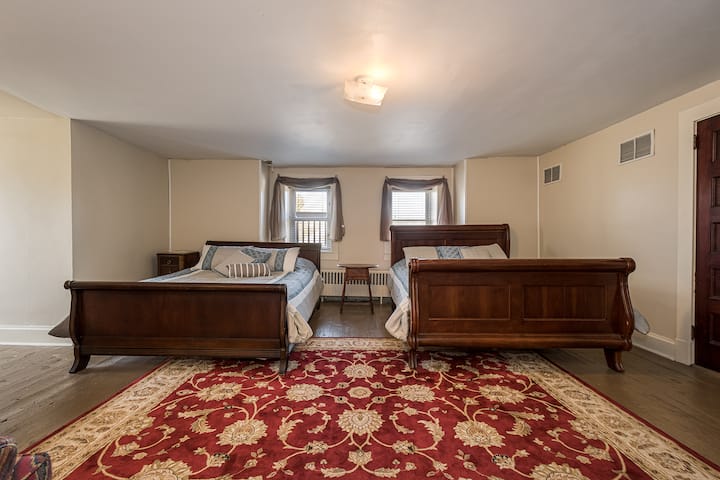 The Marshall | Historic Victorian Inn Room - Farmington, PA