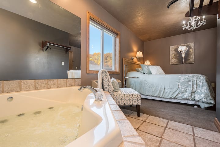 The Sara Cochran | Jacuzzi Tub Historic Inn Room - Farmington, PA