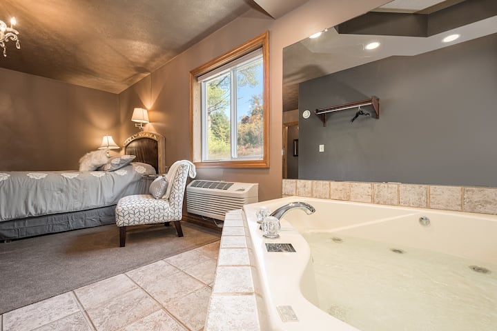 Jv Thompson | Jacuzzi Tub Historic Inn Room - Farmington, PA