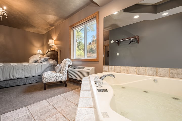 The William Penn | Jacuzzi Tub Historic Inn Room - Farmington, PA