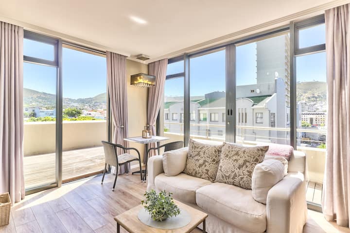 Vibrant & Central - Condo With Terrace & Views - Le Cap