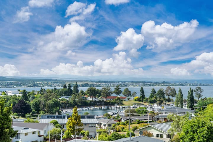 Ngaio Views - Lake Taupo Holiday Home - Taupō