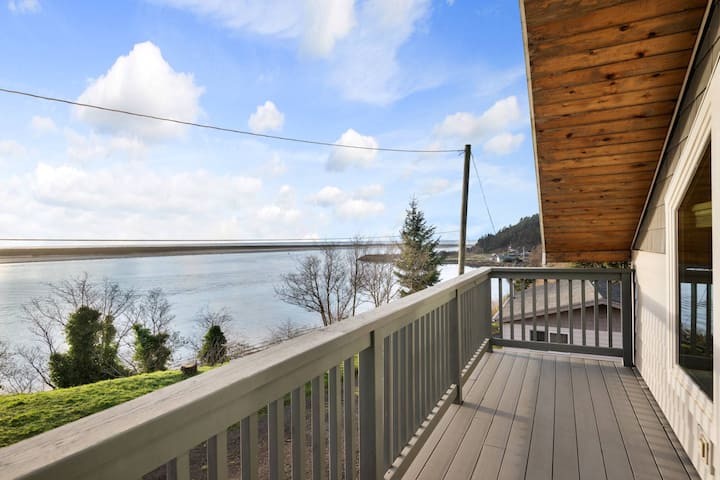 Panoramic Netarts Bay Views, Great Outdoor Seating - Tillamook, OR