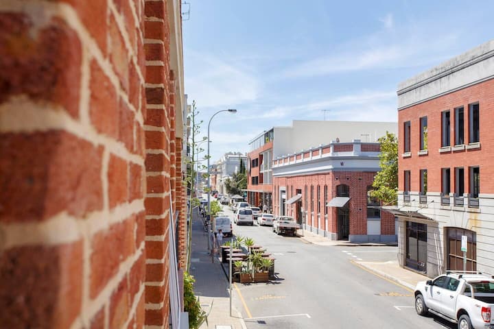 Diamonds By The Dock|2 King Beds •Premium West End - Fremantle