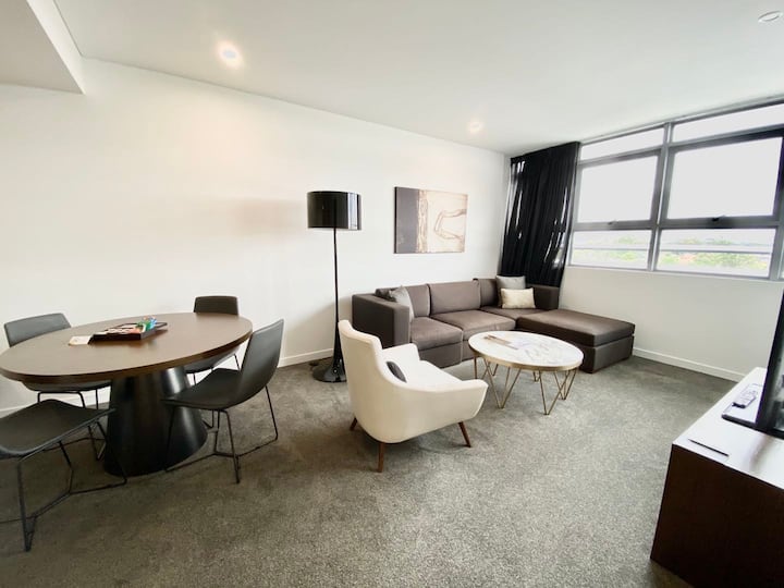 Resort Style 1 Bd With Parking In The Heart Of Cha - North Sydney