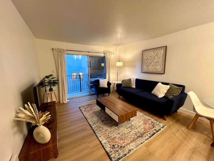 Condo With Pool + Secure Parking - Oakland, CA