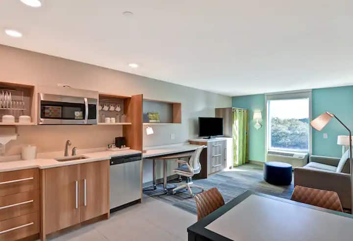 Home Away From Home: 3 Units W/ Kitchenette - Tampa, FL