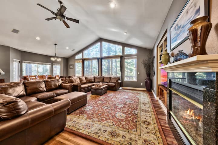 Huge 8br, 13 Beds, Pool+foosball Tbl, By Heavenly - South Lake Tahoe, CA